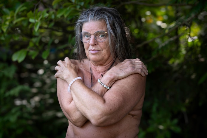 Na borstamputatie kijken bezoekers Jacky in het zwembad lelijk aan: 'Waarom moet ik me bedekken ...