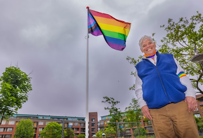 Cees (77) streed bijna negen jaar voor mast, nu hangt Pride-vlag in top ...