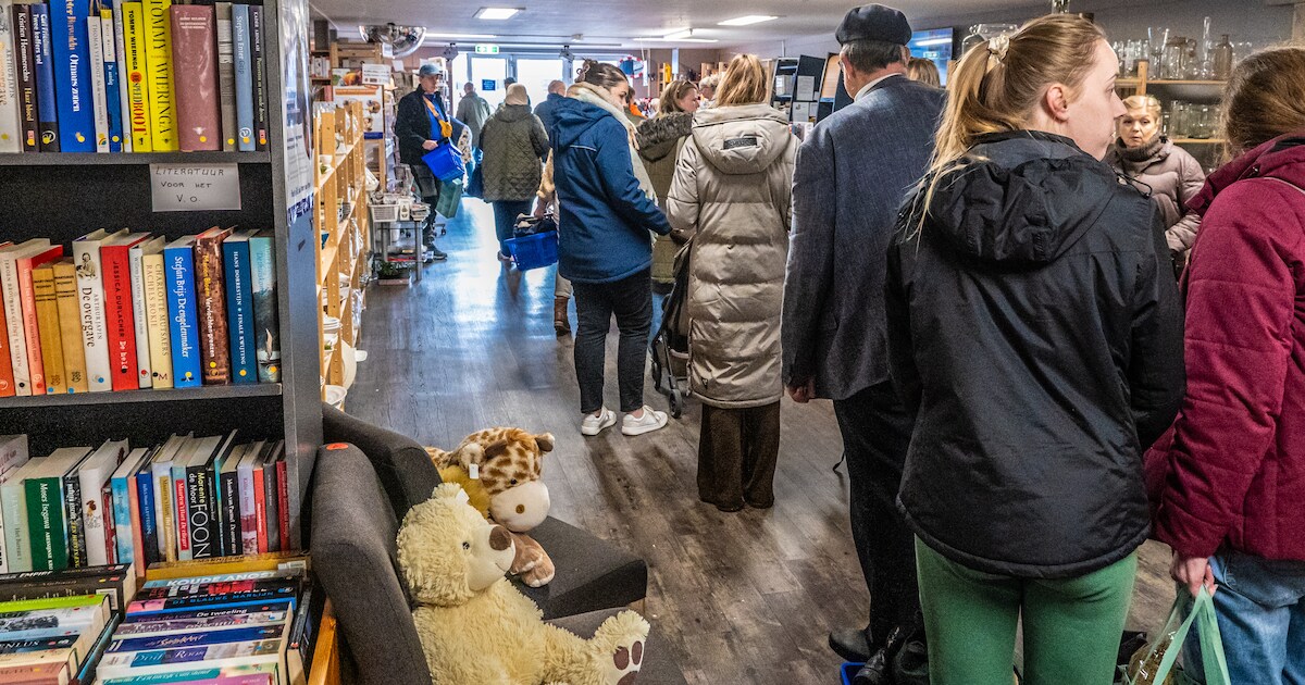 Bij deze kringloopwinkel staat dagelijks een meterslange rij: ‘Ze komen ...