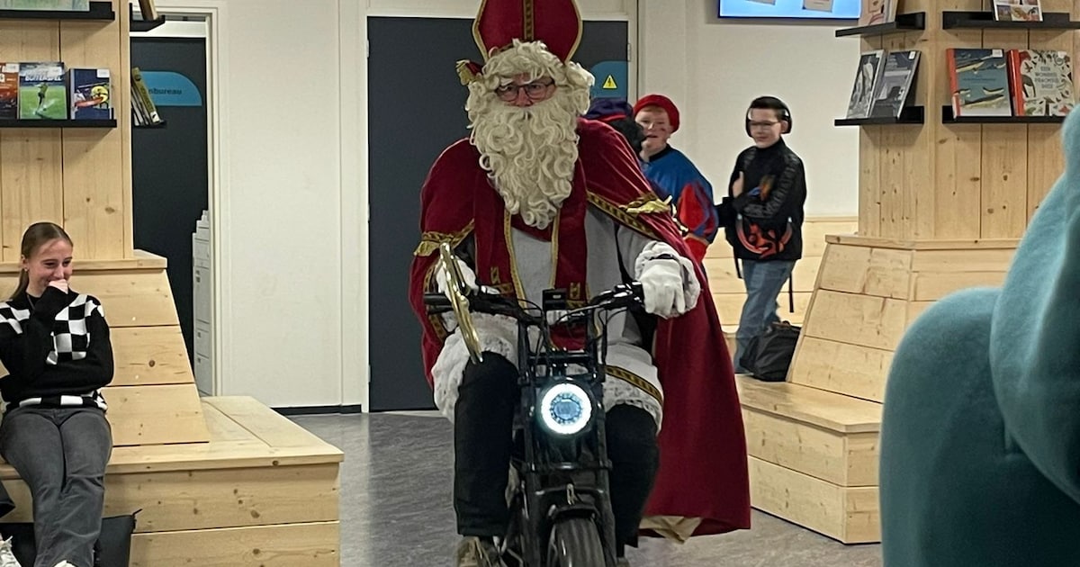 Sinterklaas geeft middelbare scholieren in Sleeuwijk pooltafels cadeau ...