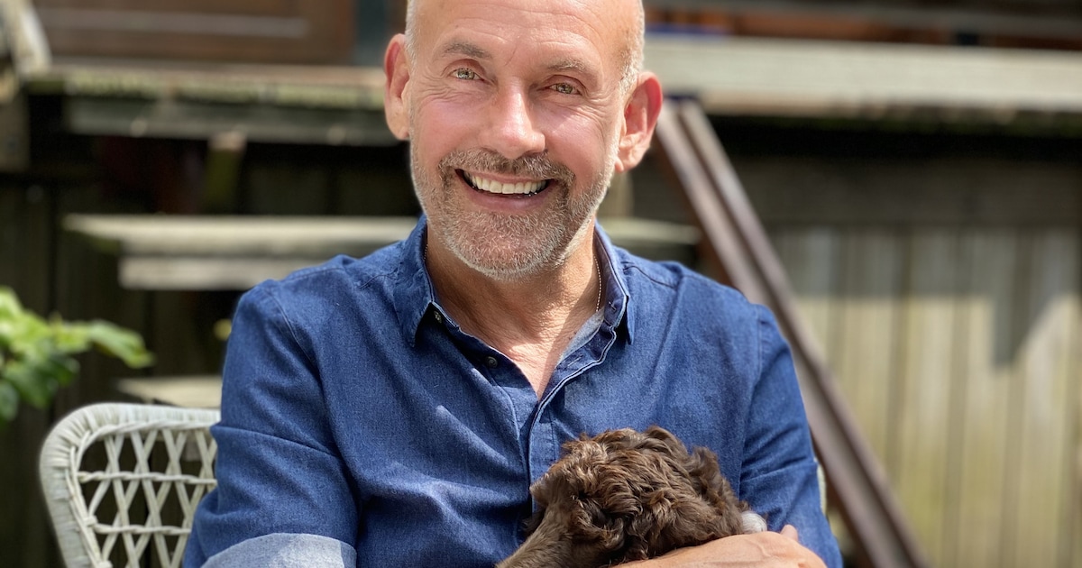 Zelfs na zijn overlijden blijft kapper John een verbindende factor ...