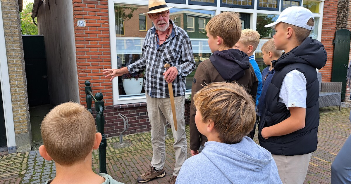 Antiquair Jan Holtkamp neemt leerlingen groep 7 mee in geschiedenis van ...