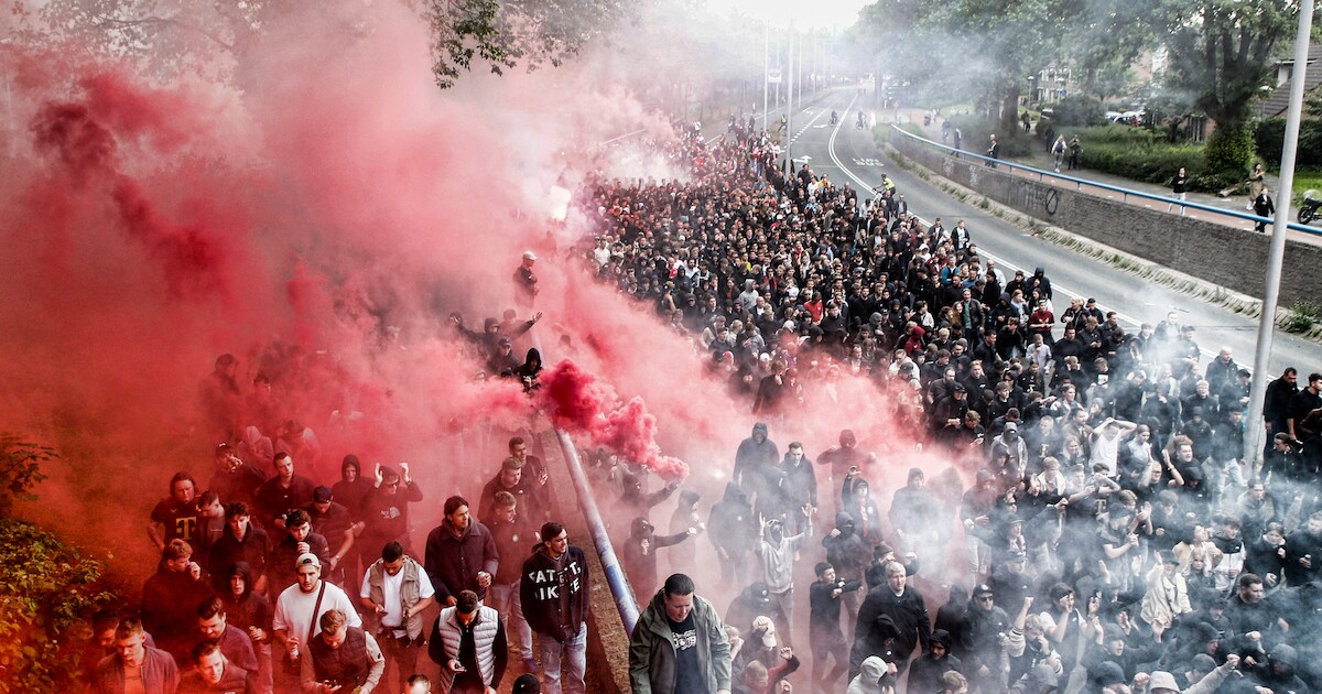 Fans lopen in stoet naar stadion voor kraker van hun FC Utrecht tegen ...
