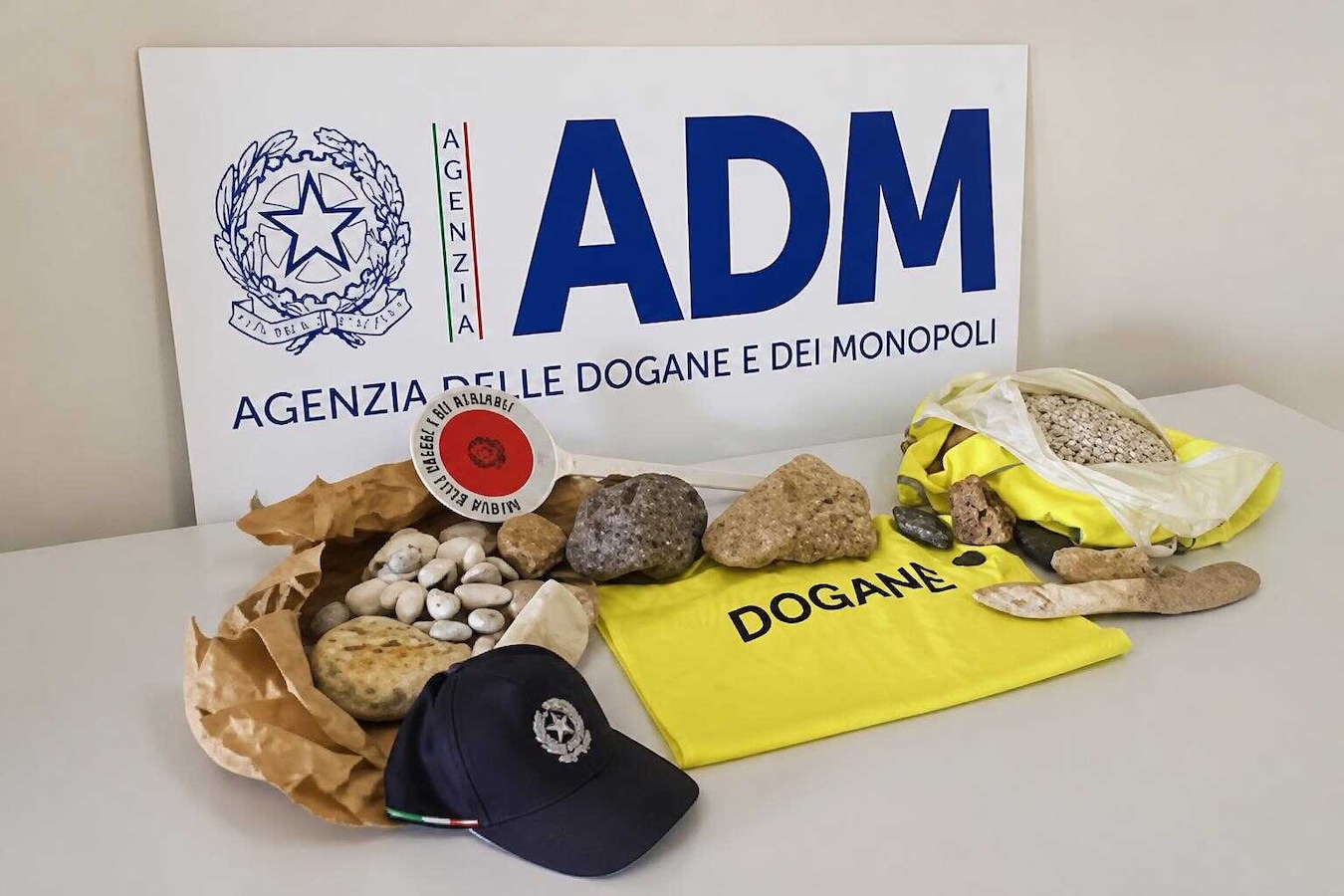 Franse toerist probeert 40 kilo zand van strand Sardinië mee te ...