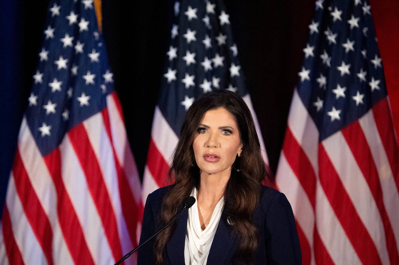 De val van minister Kristi Noem: ‘Trump kan veel hebben, maar je moet ...