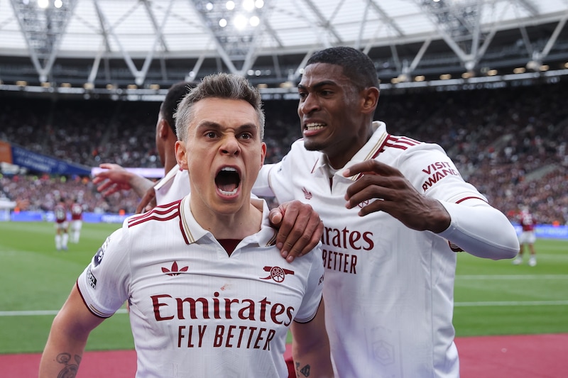Arsenal ontsnapt in blessuretijd na minutenlange VAR-ingreep en pakt ...