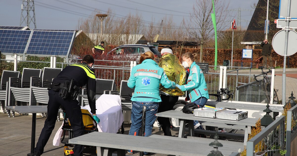 Wielrenner valt door omheining van terras in Wateringen en raakt gewond ...