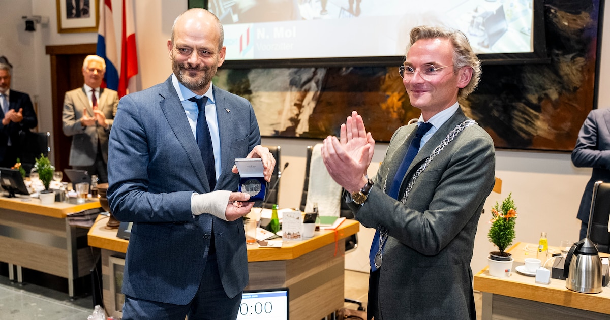 Bronzen erepenning voor vertrekkend wethouder: ‘Je hebt de stad mede ...