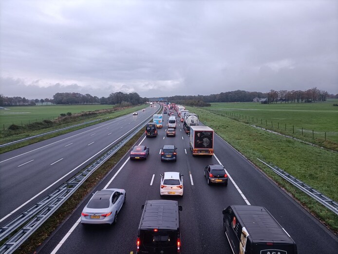 Twee ongelukken op A1: verkeer richting Borne staat muurvast | Borne | AD.nl