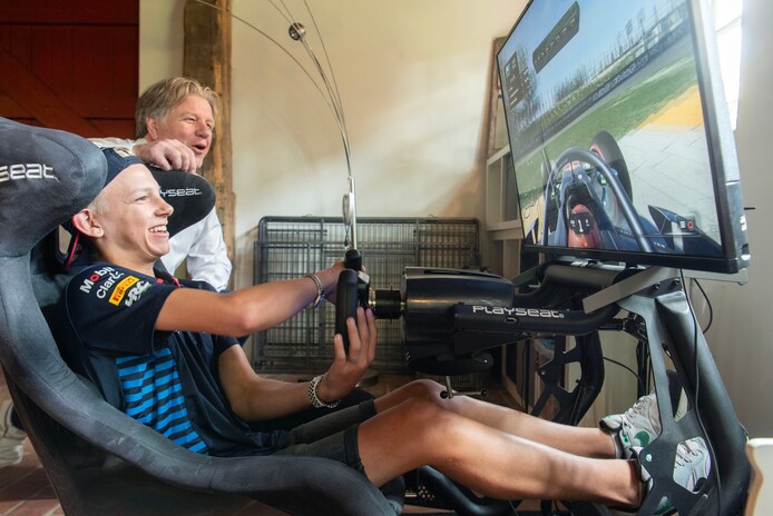 Verstappen brengt uren door in racesimulator, tienduizenden doen hem ...
