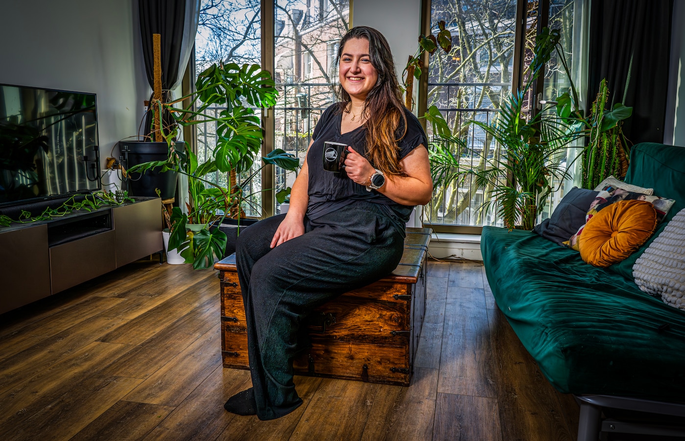 Ilayda werkt in de scheepvaart en laat dat overal zien in haar studio ...