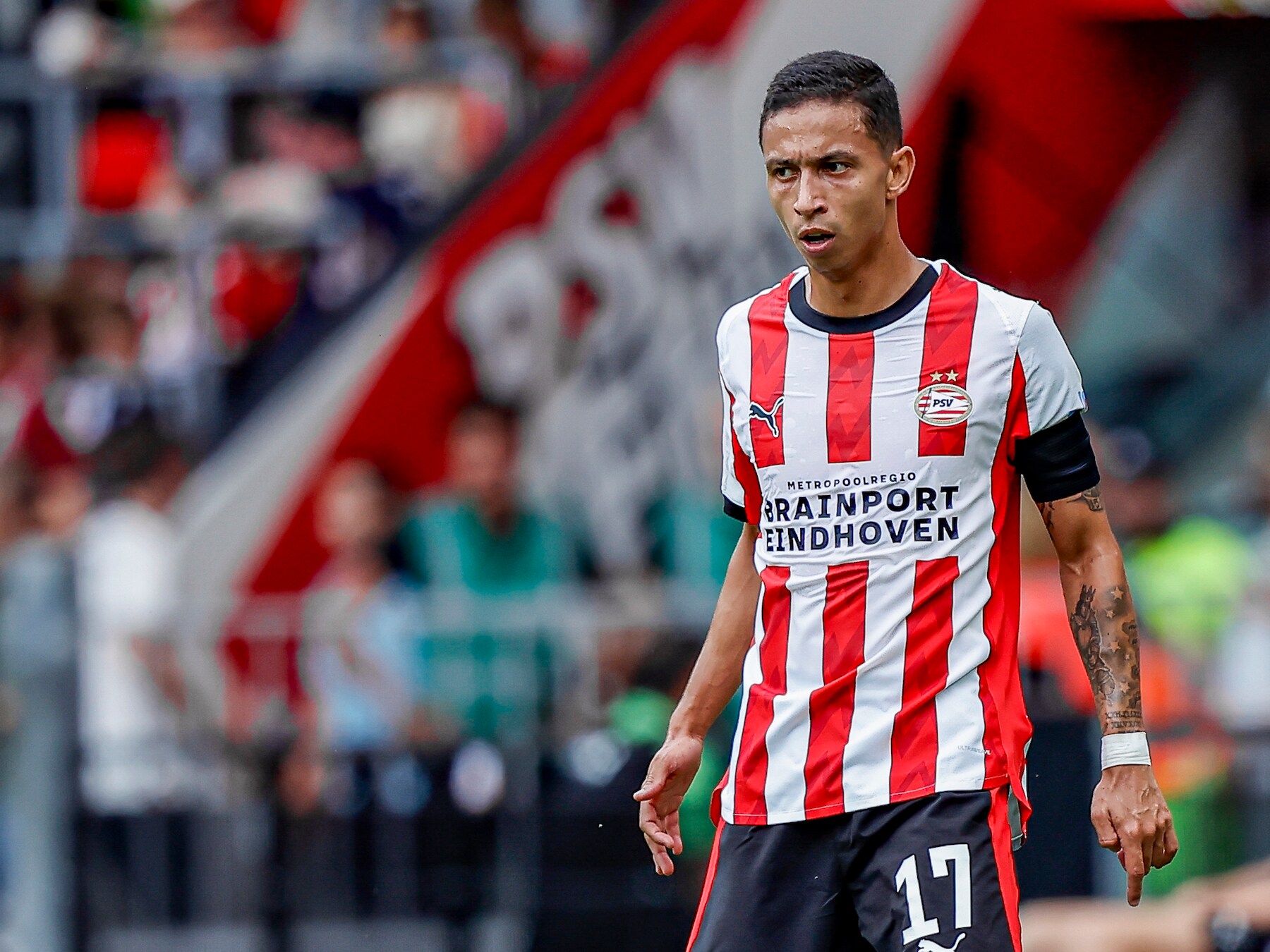 Koploper FC Barcelona ontsnapt met invaller Frenkie de Jong aan ...