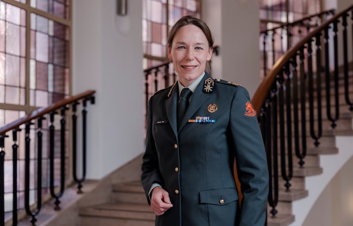 De minister is nu militair: ‘Ik lig niet meer met mijn geweer in het ...