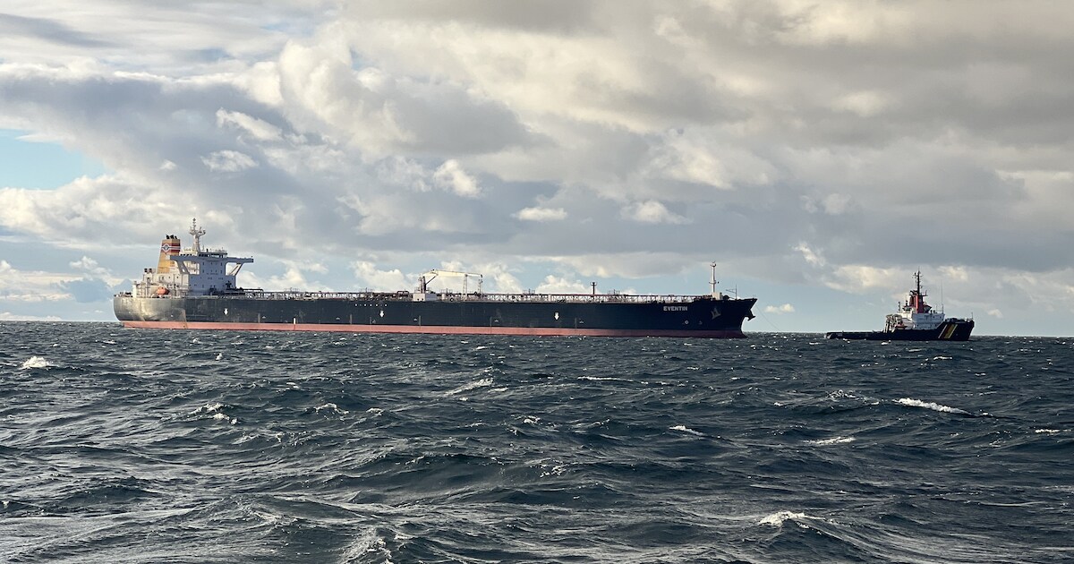 Schip uit Poetins schaduwvloot gesnapt: Duitse sleepboten voorkomen ...