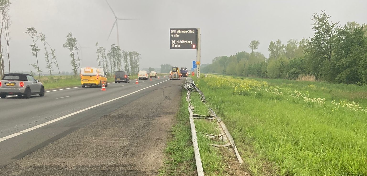 Ongeluk in Lelystad: rijstrook dicht op A6, half uur vertraging | Foto ...