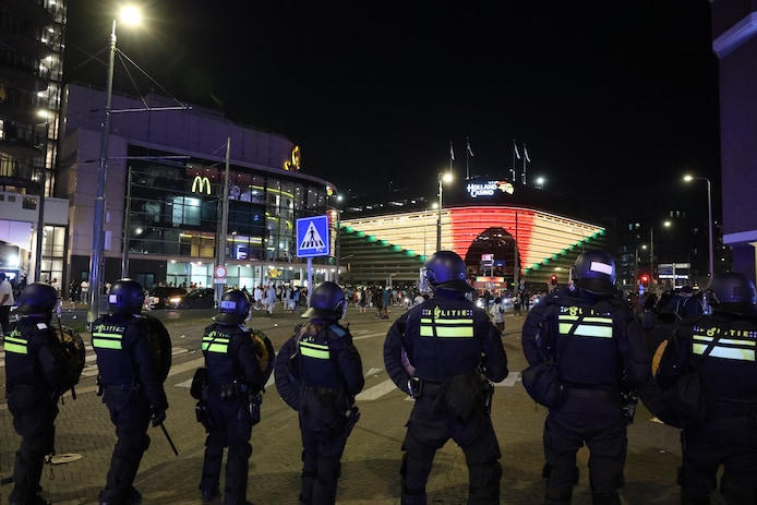 Relschopper, agent en politiepaard gewond bij ‘krankzinnige avond’ op ...