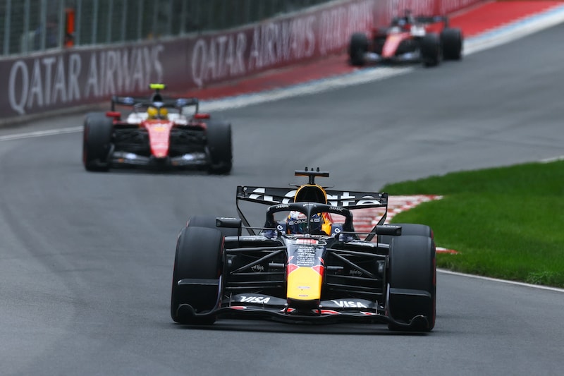 Max Verstappen grijpt eerste podium na mooi gevecht met Lewis Hamilton ...