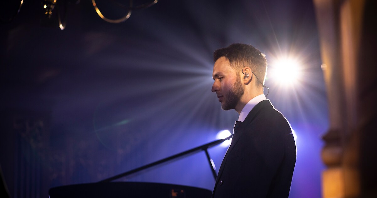 ‘Stiknerveuze’ dj Sefa geeft spectaculair optreden in kerk: ‘Ik vond ...