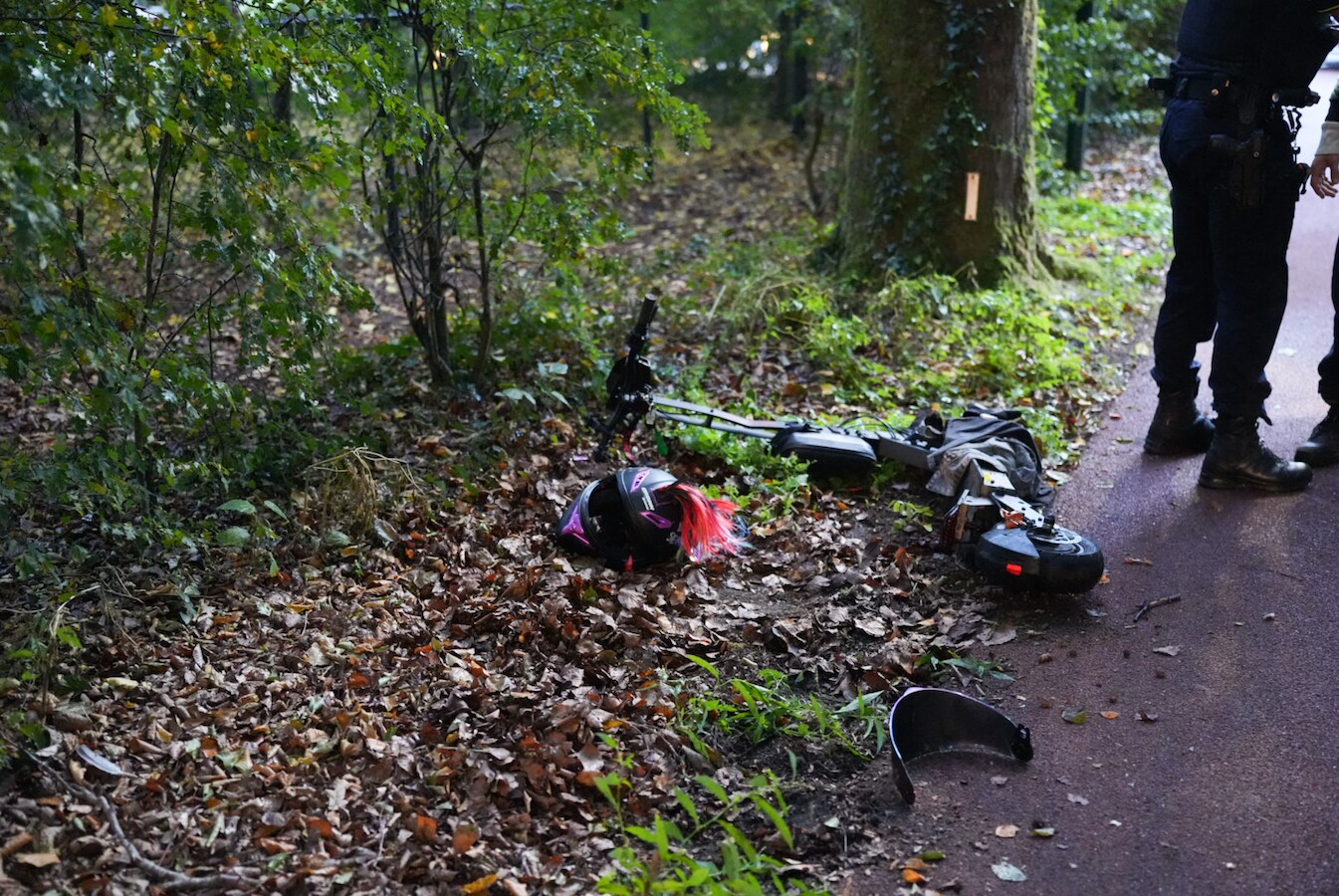 Man op step haalt motor in, maar wordt daarna aangereden | Foto | AD.nl