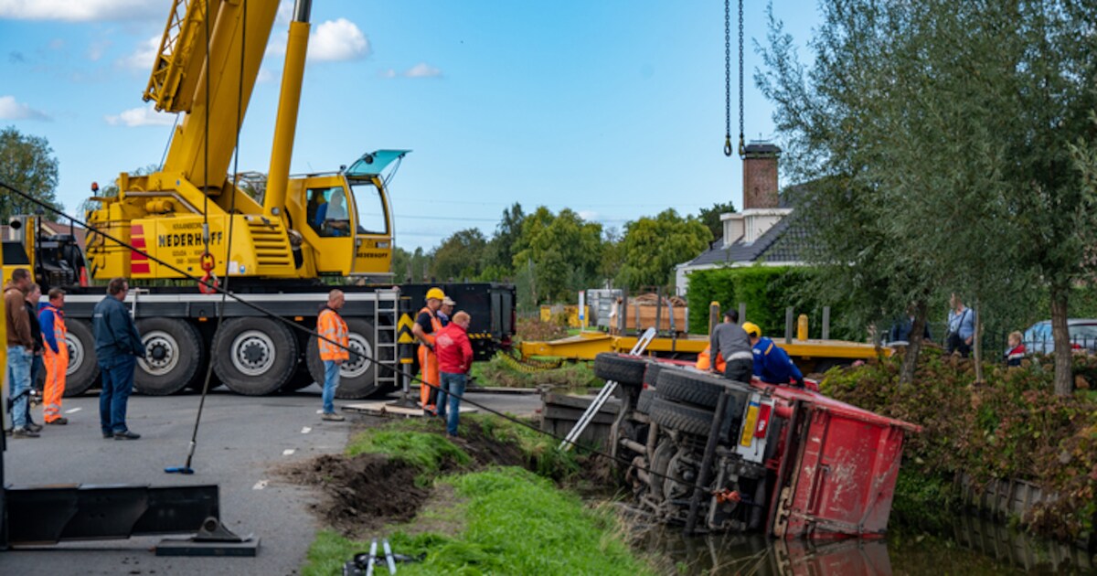 Vrachtwagen met brokken asfalt wijkt uit en eindigt in sloot | Rotterdam | AD.nl