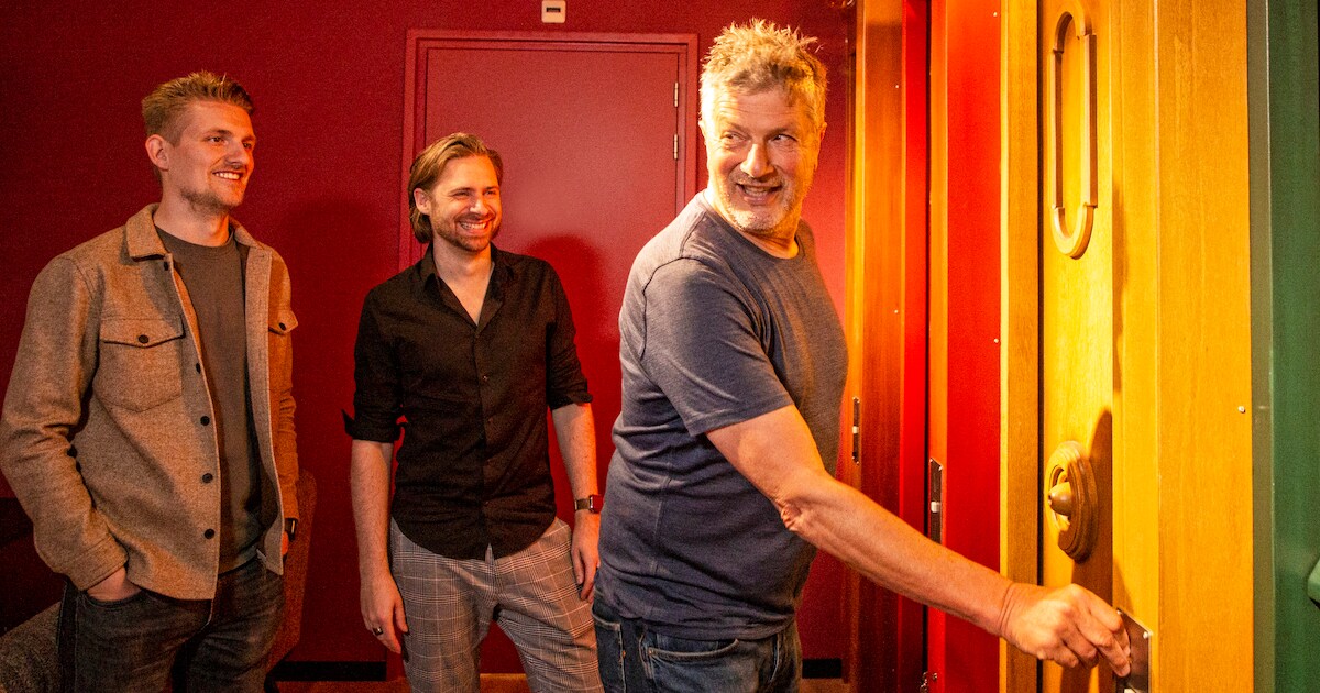 Kruipend en zonder telefoon door het nieuwe kunstdoolhof: ‘Geen ...