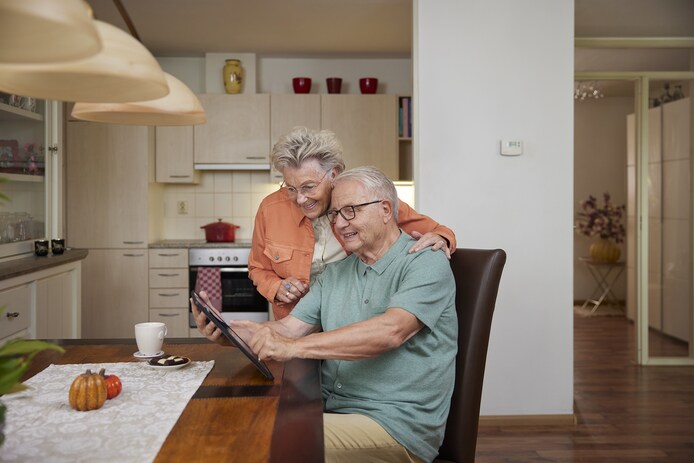 Aat Visser (78) probeert digitaal bij te blijven: ‘Je moet wel want anders loop je zo achter ...