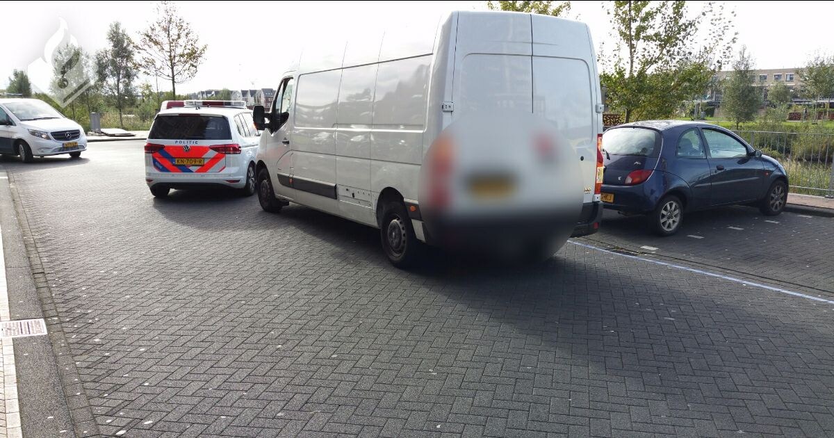 Man zwalkt met bestelbus over rotonde en door bermen | Zoetermeer | AD.nl