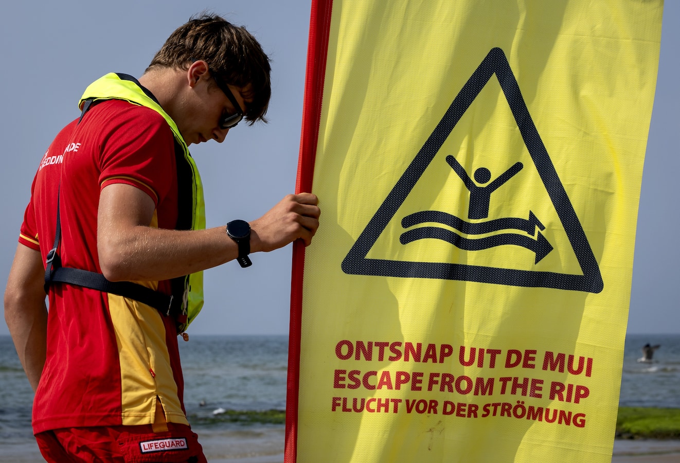 Reddingsbrigade waarschuwt zwemmers in recreatieplassen: ‘Het lijkt een ...