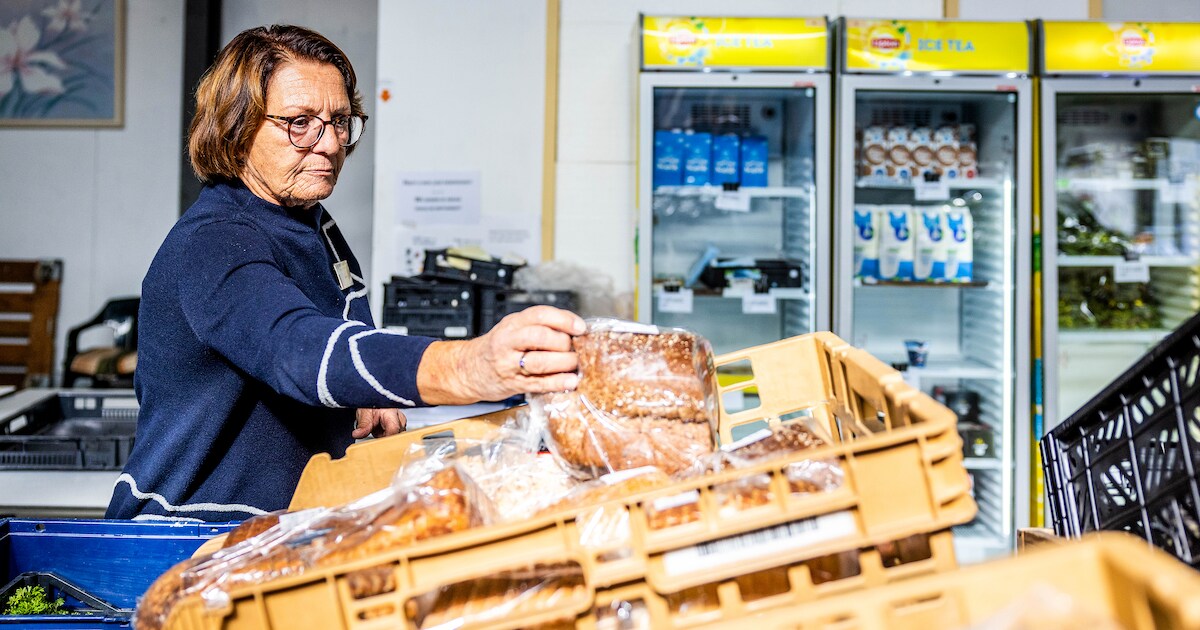 Nieuwste trend: mensen slaan goedkoop eten in dat bijna over de datum ...