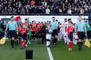 Ernstig zieke Mirac (8) mag met zijn voetbalhelden van NEC het veld ...