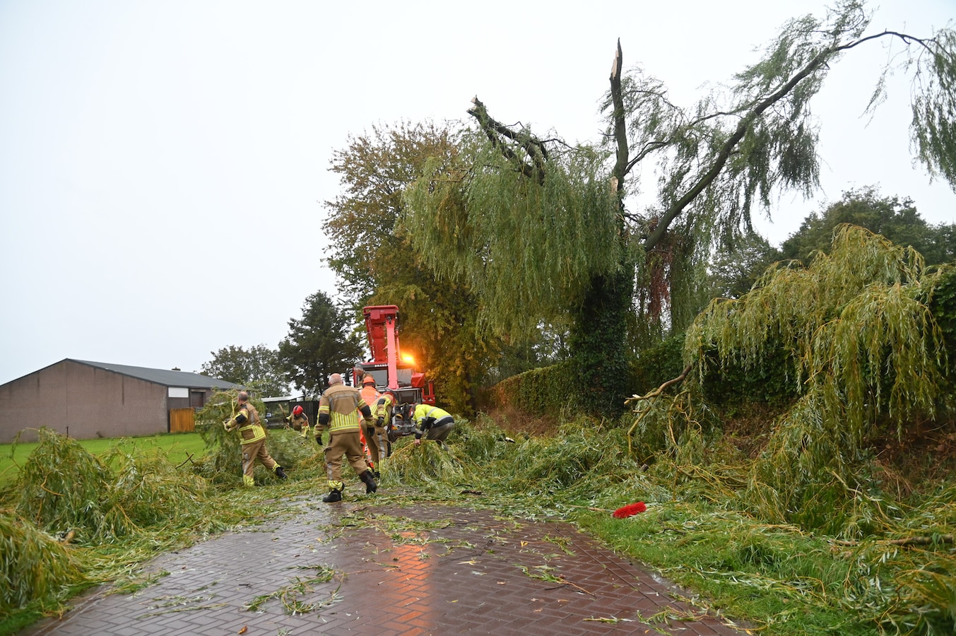 Brandweer hele dag druk met schade door storm Amy in Brabant | Foto | AD.nl