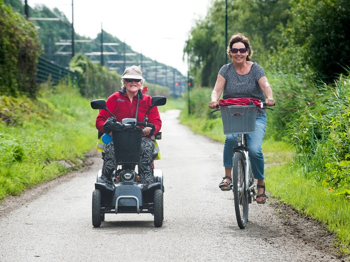 Donderbuien én lege accu: hoe Judith (79) toch de finish haalt na ...