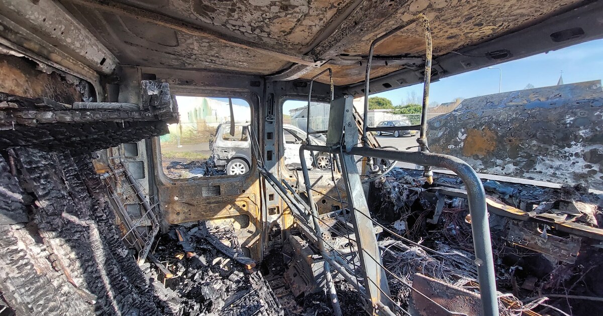 Vrachtwagen en oude auto in vlammen op bij Roode Leeuw, derde brand in korte tijd | Middelburg ...
