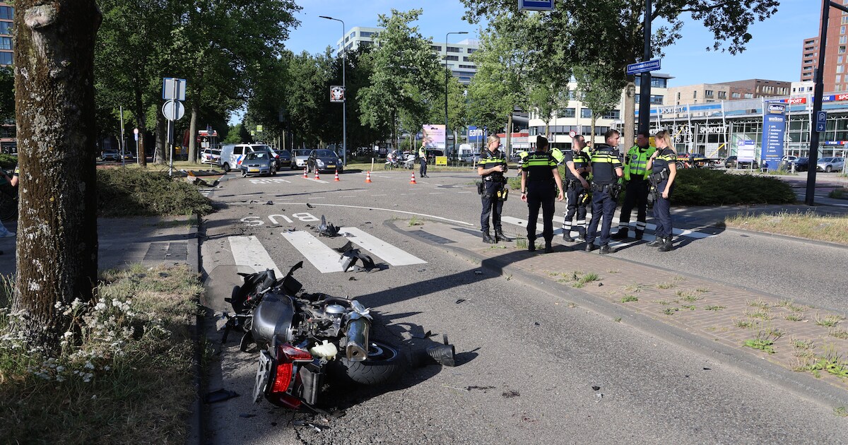 Motorrijder gewond na harde botsing met auto op de Lammenschansweg in ...