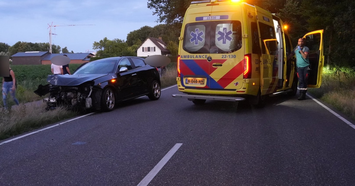 Auto klapt tegen boom in Deurne, inzittenden naar ziekenhuis | Deurne | AD.nl