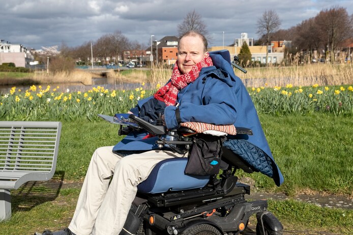 Hans (59) heeft een ernstige handicap en kan alleen één arm bewegen ...