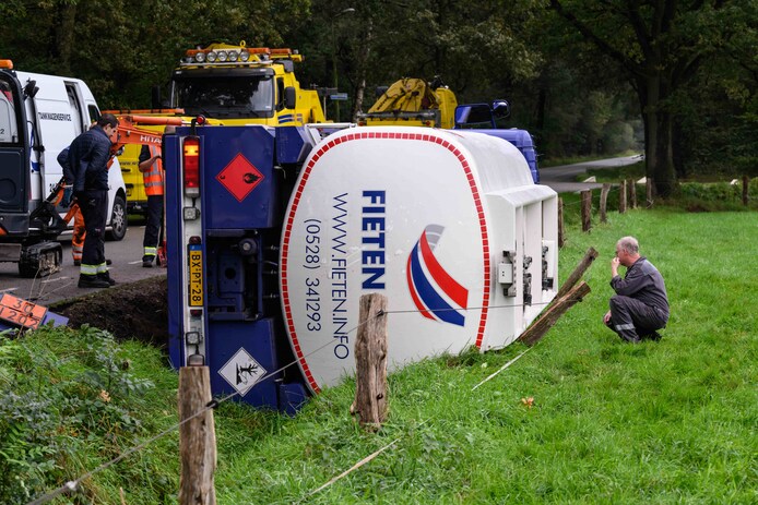 Vrachtwagen met 23.000 liter diesel zakt Twentse berm in: ‘Hij is ...