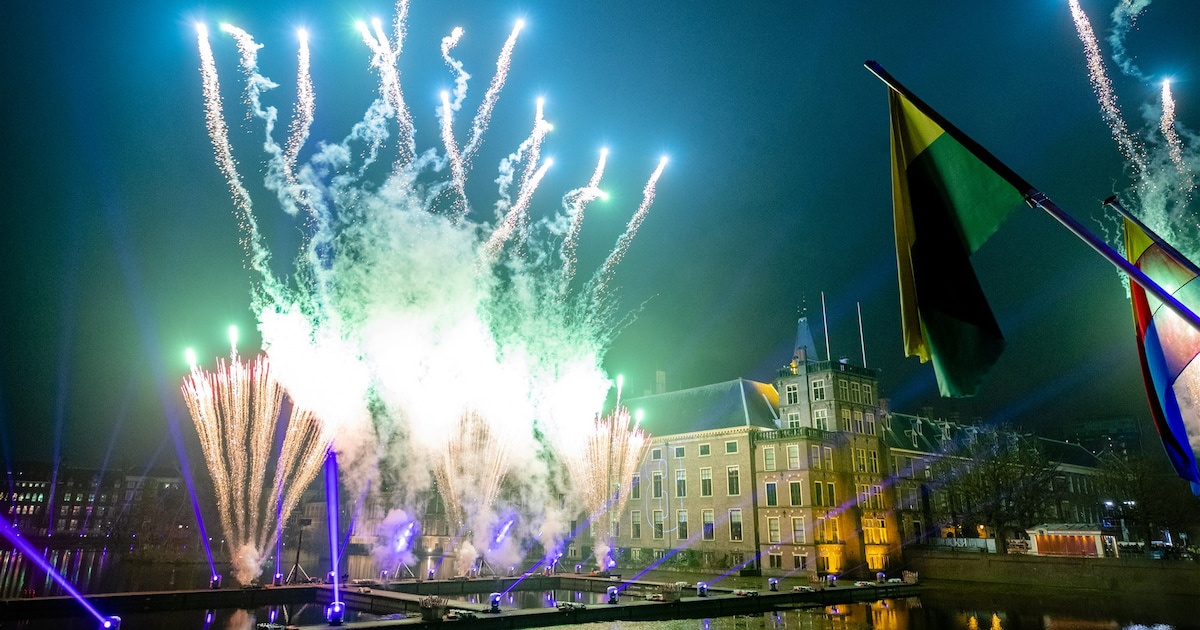 Jaarwisseling in Den Haag met aftelmoment en vuurwerkshow bij de Hofvijver | Den Haag | AD.nl