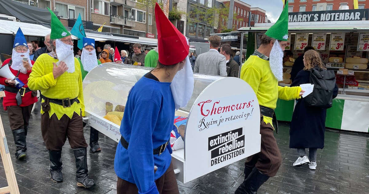 Tientallen actievoerders bij dodenmars Extinction Rebellion uit protest ...