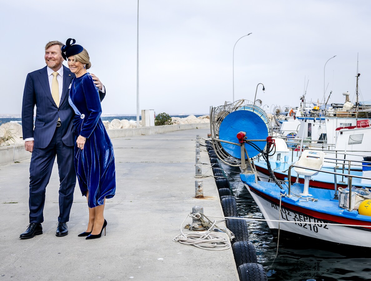 Koningspaar poseert met windkracht 7: Máxima houdt met één hand split ...