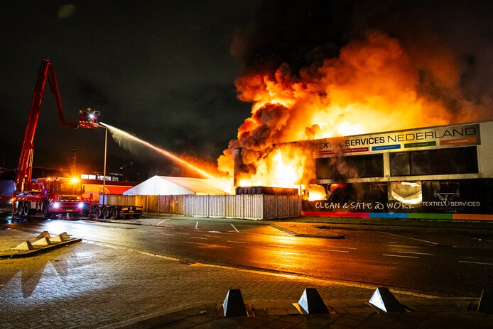 Metershoge vlammen leggen textielbedrijf in Hoogvliet in de as: ‘Ben met niks begonnen, nu heb ...