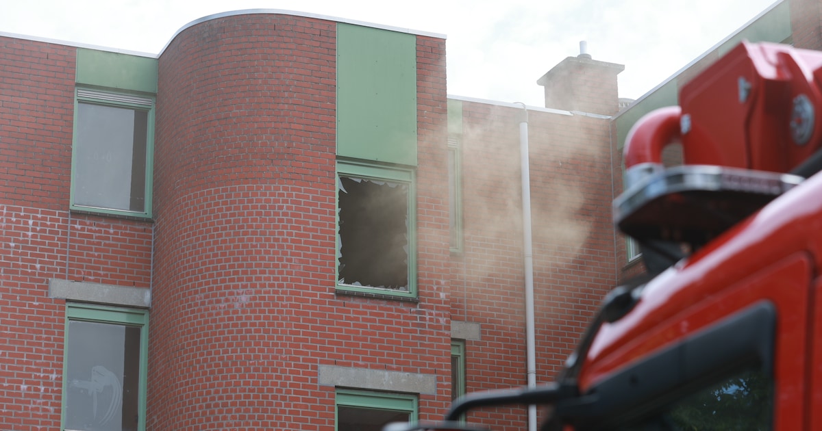 Brand in berging portiekwoning in Delft, drie mensen nagekeken na ...