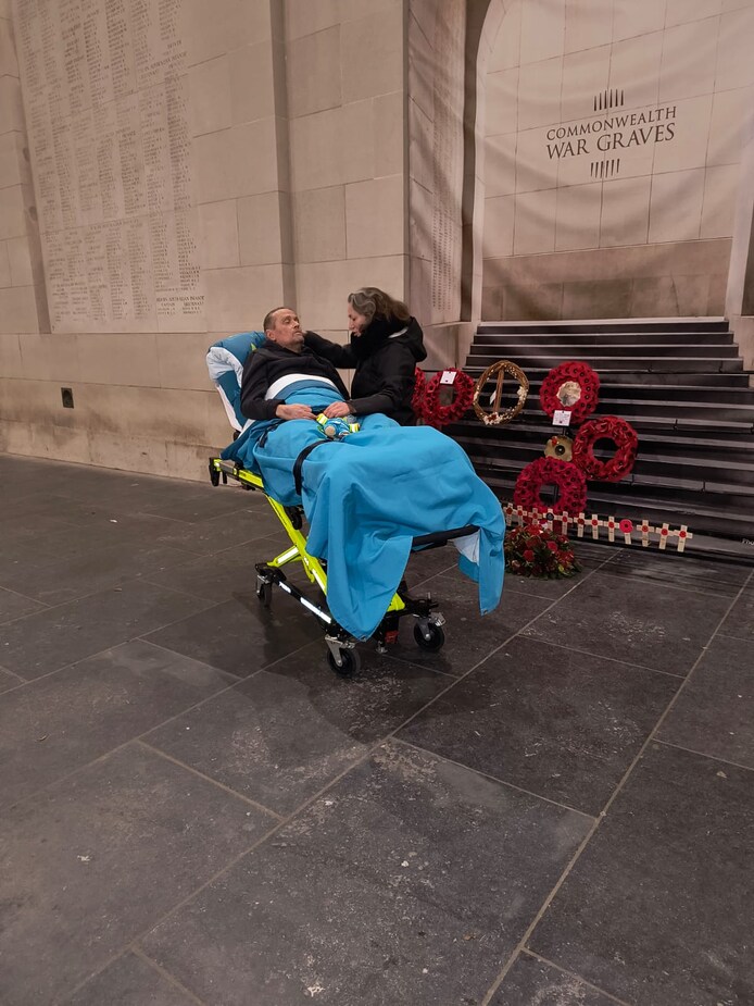 Ernstig zieke veteraan Matijn (51) naar Ieper om gevallenen te ...