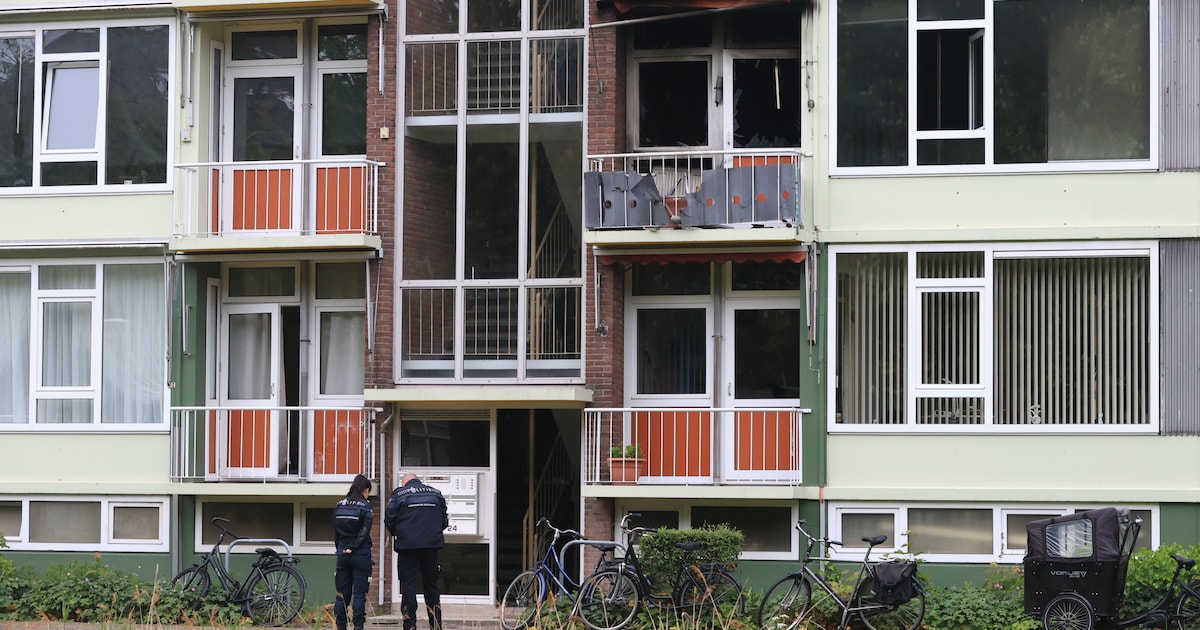 Explosie bij woning naast politiebureau, buren denken aan gerichte ...