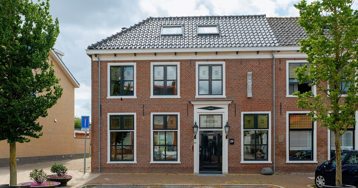 Het lijkt een doodgewone hoekwoning maar vanbinnen voel je je koning te ...