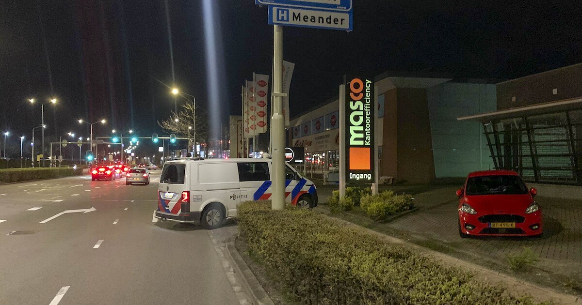 Scooterrijder (20) rijdt door rood, lapt alle regels aan zijn laars en ...
