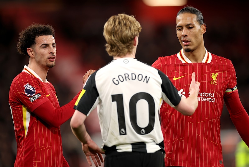 Liverpool kan het ook zonder Arne Slot en komt op 13 punten voorsprong ...