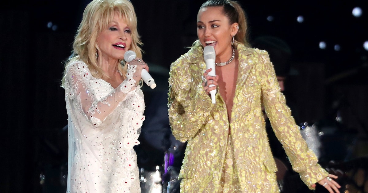Miley Cyrus Reageert Op Overlijden Van Haar Peettante Dolly Parton 8300
