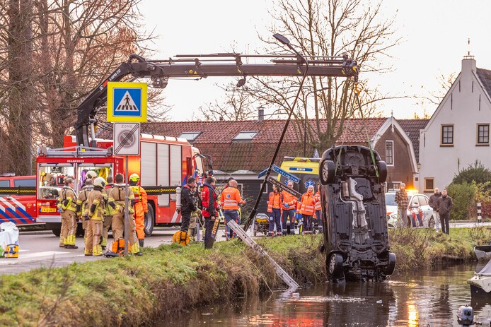 Auto rijdt water in bij Baambrugge, omstanders schieten te hulp | 112 ...