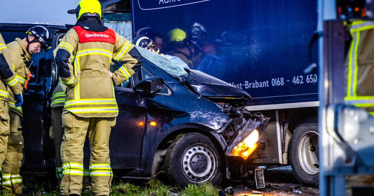 Bestuurder bekneld na frontale botsing tussen bestelbus en vrachtwagen | Hoeksche Waard | AD.nl